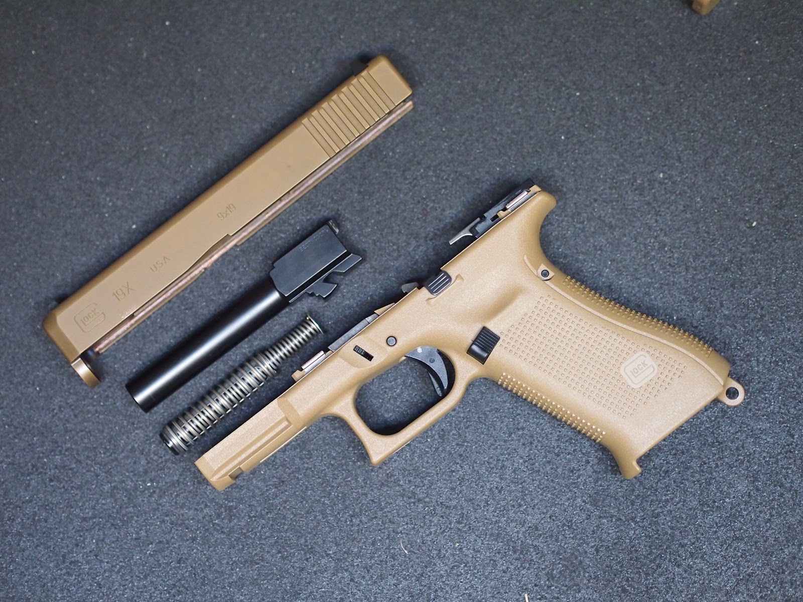 Mister Donut's Firearms Blog: Glock 19x Canadian version