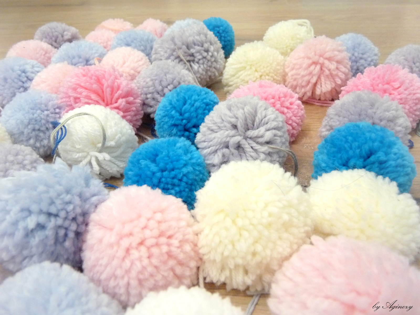 Aginezy - haft krzyżykowy, fotografia, diy: DIY: Pompony z włóczki