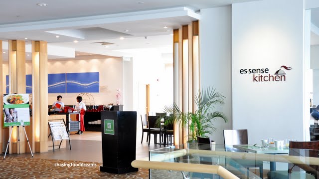 CHASING FOOD DREAMS: Es.Sence Kitchen, Holiday Inn Melaka: A Sumptuous ...
