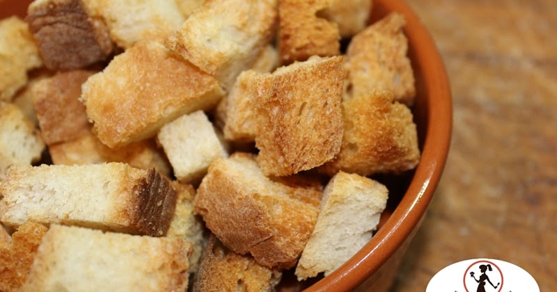 Crostini di pane vecchio per creme e zuppe con la friggitrice ad aria ...