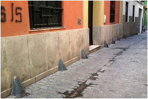 SEVILLA VISTA A LOS 80 AÑOS: BOTARRUEDAS Y GUARDACANTONES.