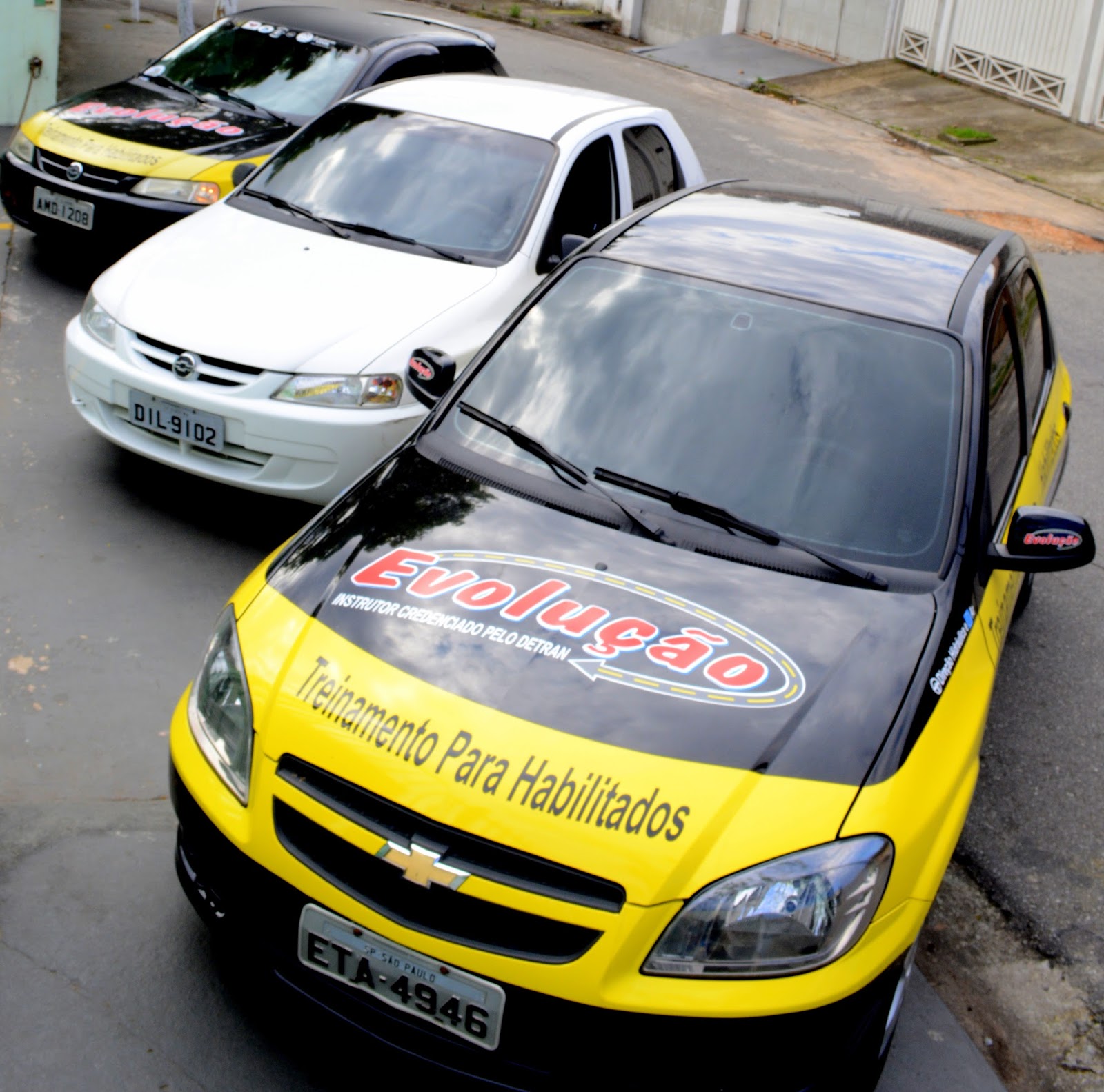 Carro equipado com direção hidráulica e ar-condicionado, tudo para seu ...