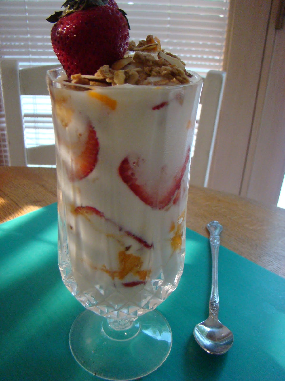 My Favorite Recipes Collection: Mango Strawberries Yogurt Parfait