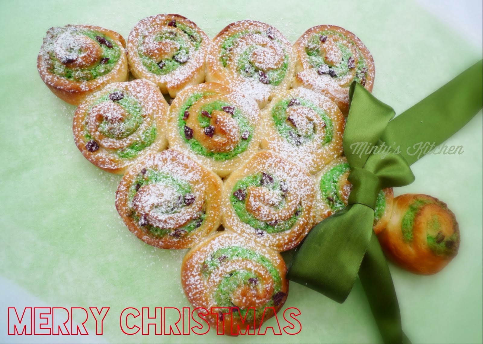 Minty's Kitchen: Christmas Tree Scrolls