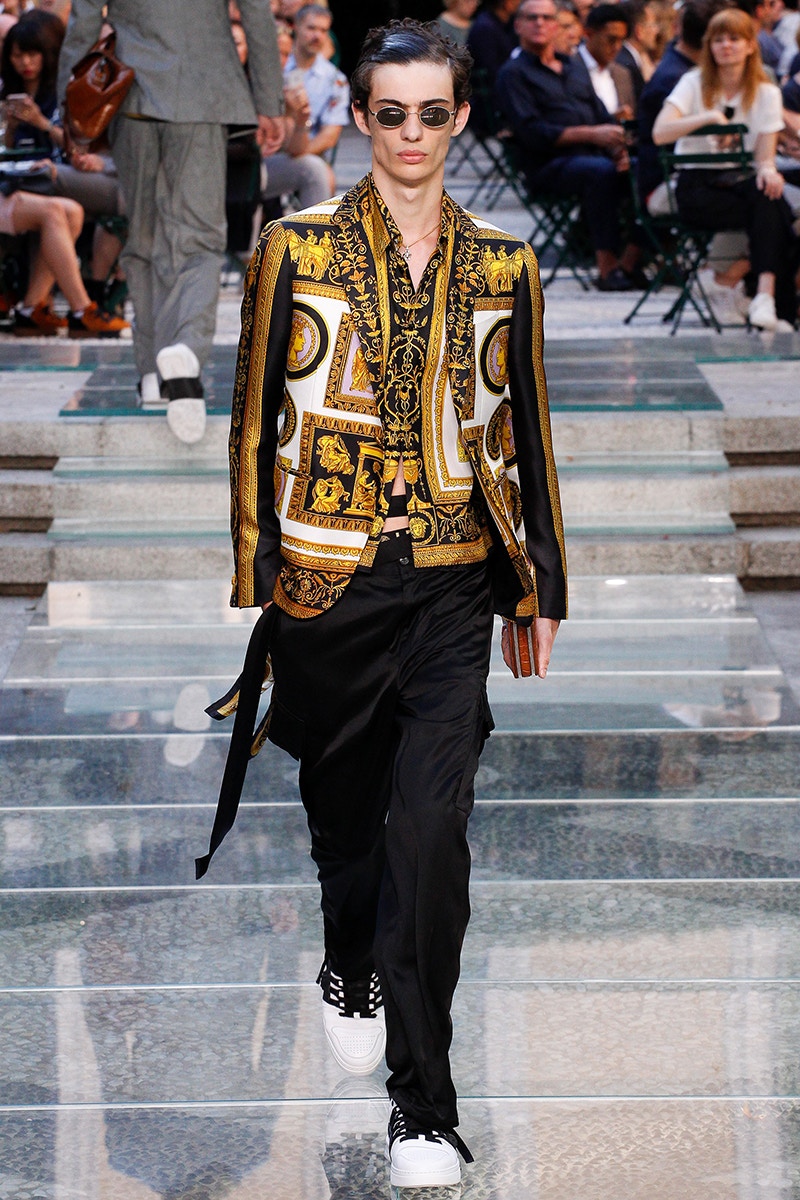 THE VERSACE TRIBUTE COLLECTION - Spring Summer 2018..Fashionweekly..On ...