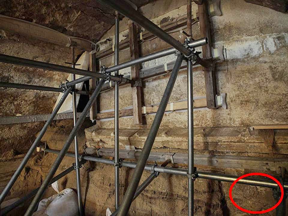 Η ΑΠΟΚΑΛΥΨΗ ΤΟΥ ΕΝΑΤΟΥ ΚΥΜΑΤΟΣ: 4. Ο ΤΑΦΟΣ ΤΗΣ ΑΜΦΙΠΟΛΗΣ...οι Σφίγγες ...