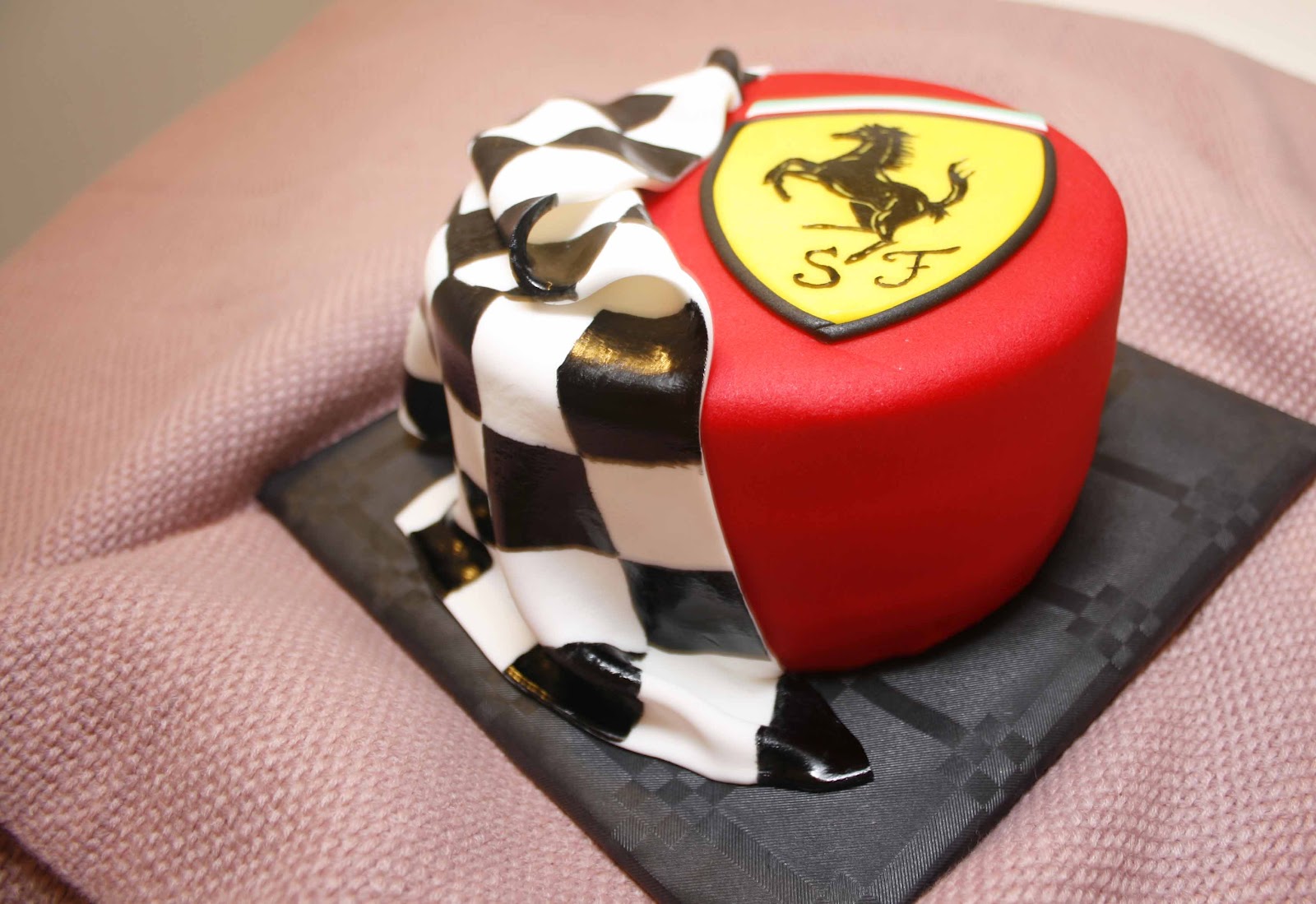 Mary Grace Cups & Cakes: PASTEL DE LA SCUDERIA FERRARI