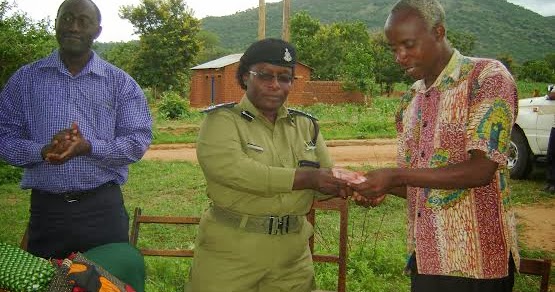 KAMISHNA MSAIDIZI WA POLISI SUZAN KAGANDA ATOA VITENGE 15 NA TSHS ...