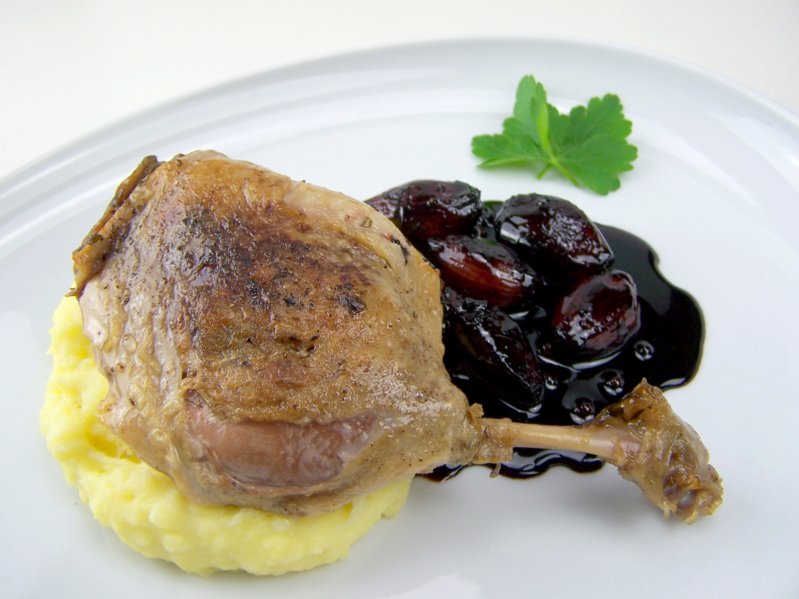 Lecker Bentos und mehr: Confierte Entenkeule mit Rotweinschalotten auf ...