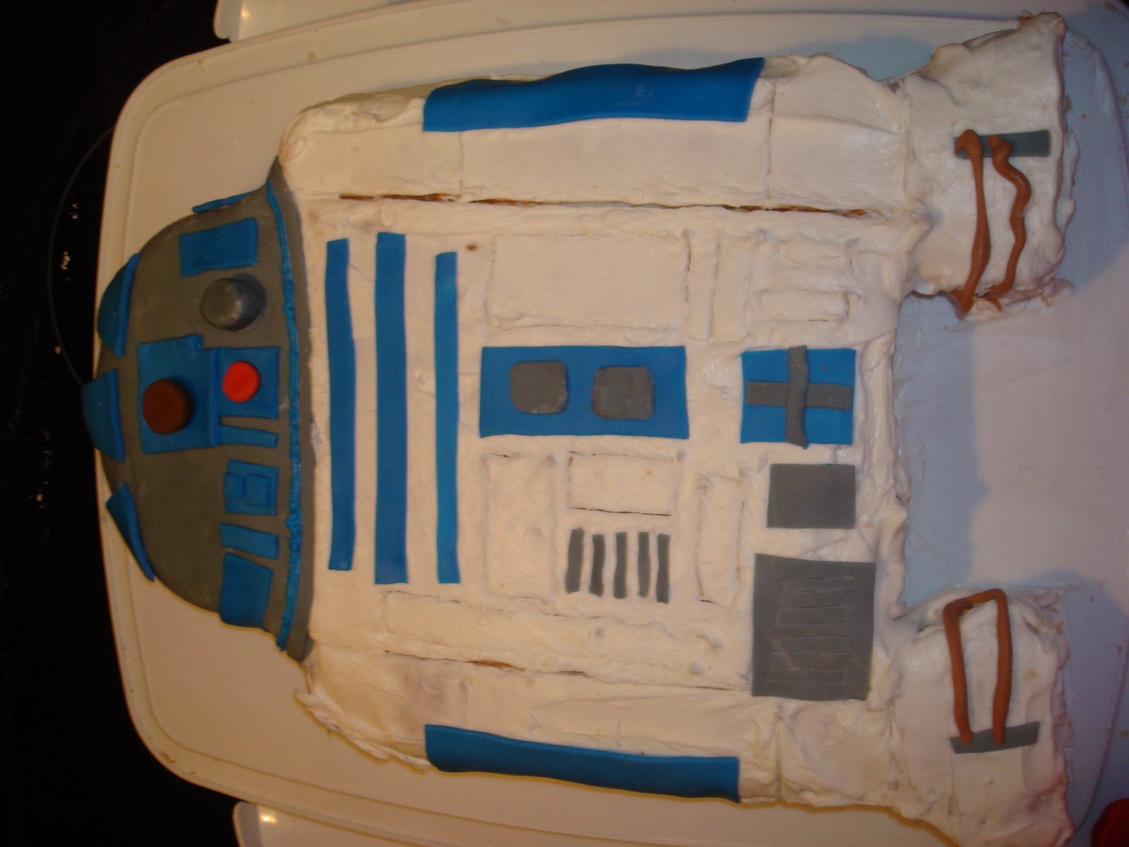 Sing Along Kitchen: R2 D2 Cake: My first cake carving
