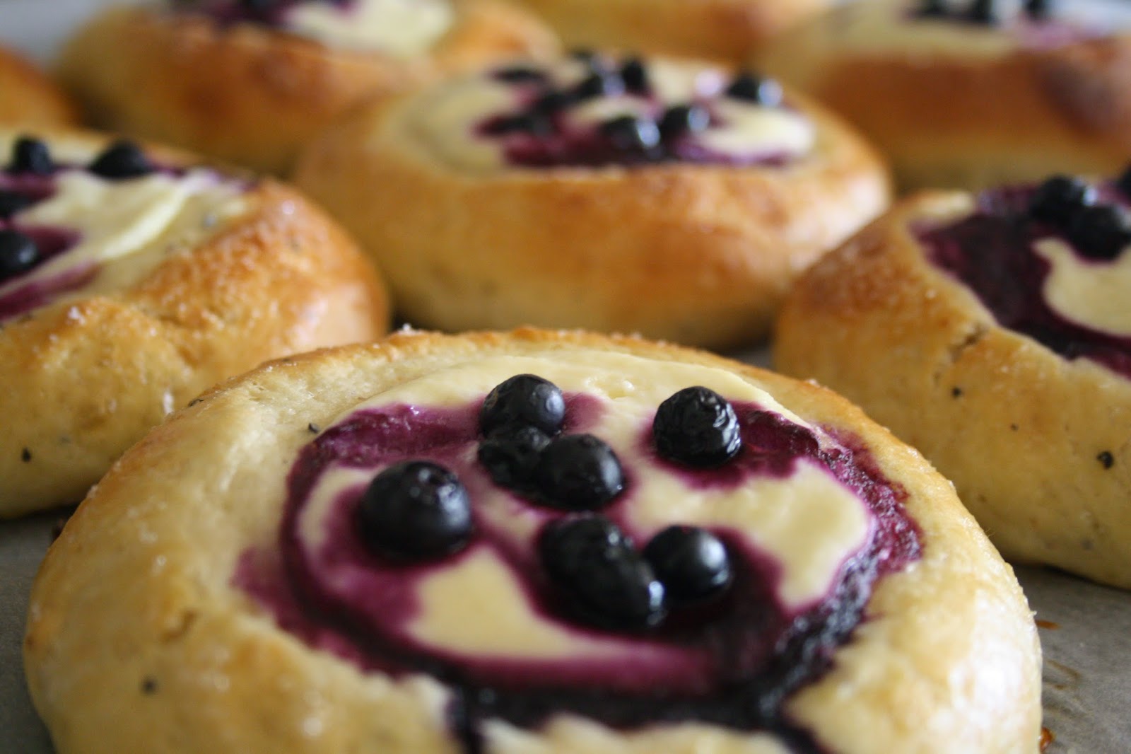 Naurava Leipuri: Rahka-mustikkapullat