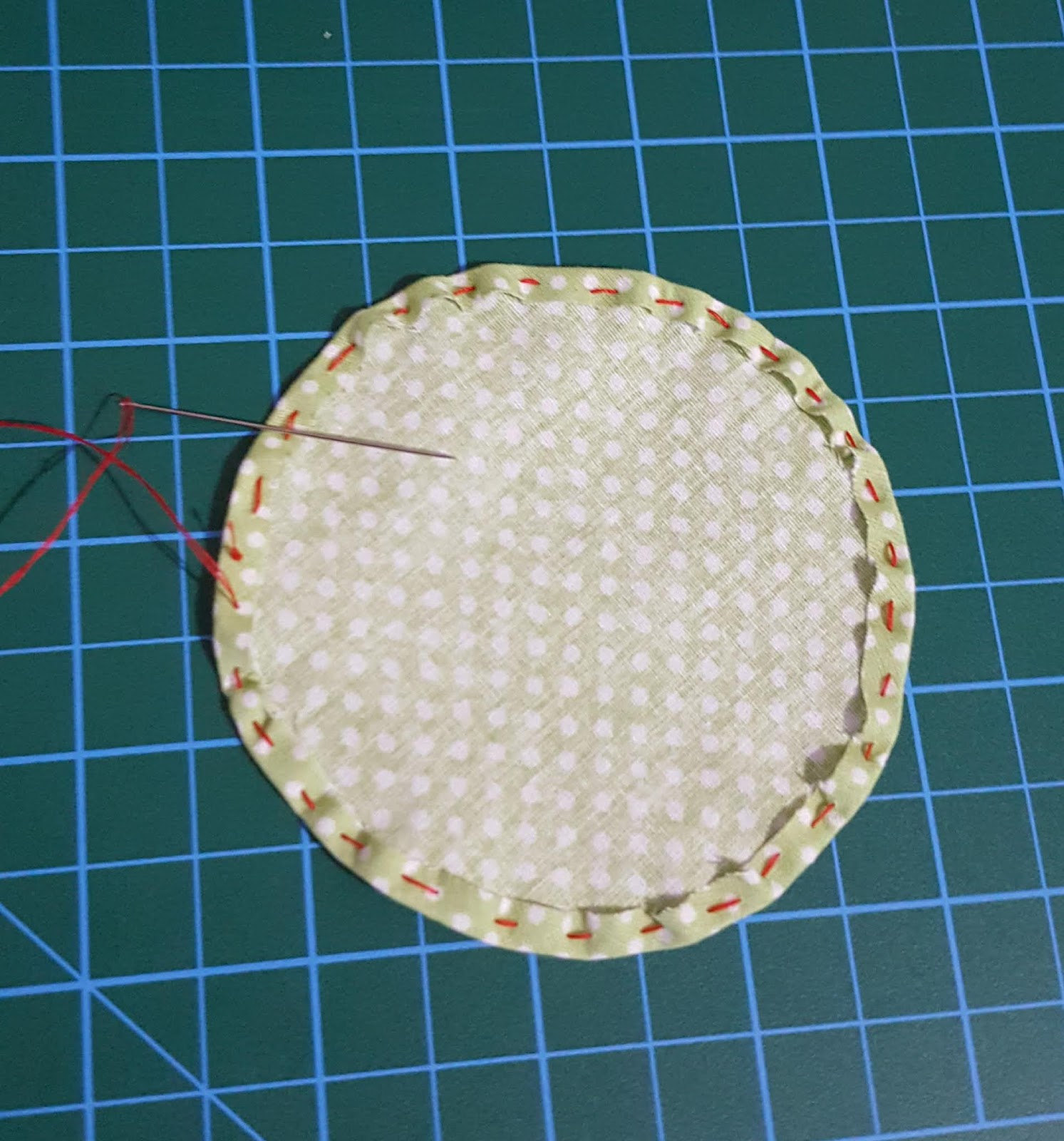 how to make fabric yo-yos: an easy tutorial | All about patchwork and ...
