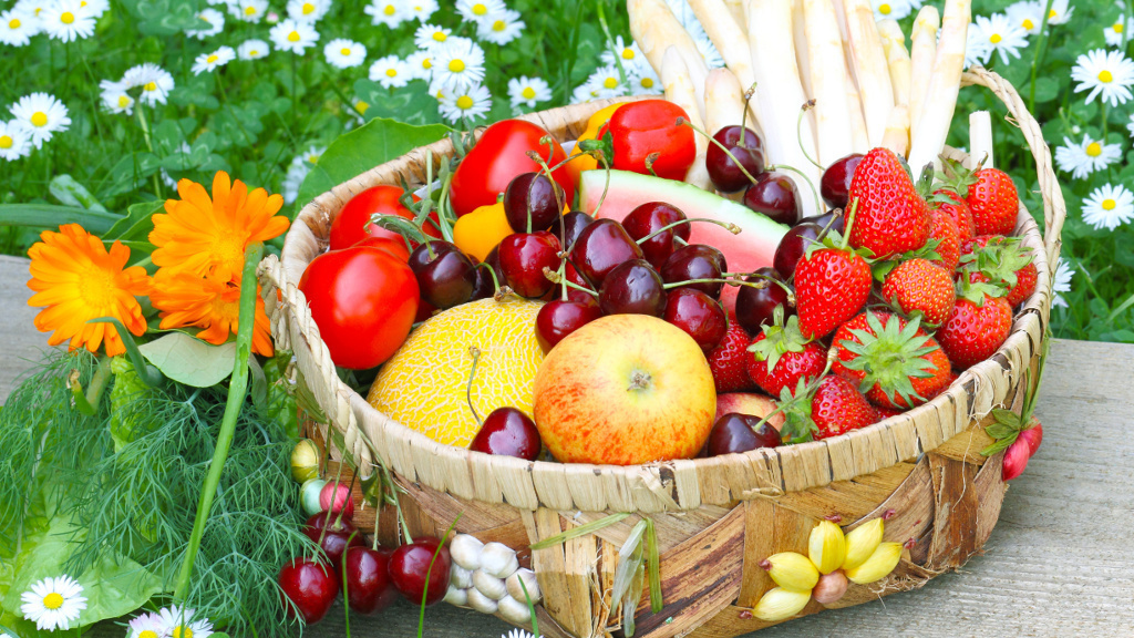 Hufrehe-Blog: Erdbeerzeit - denn auch Pferde naschen gern leckeres Obst