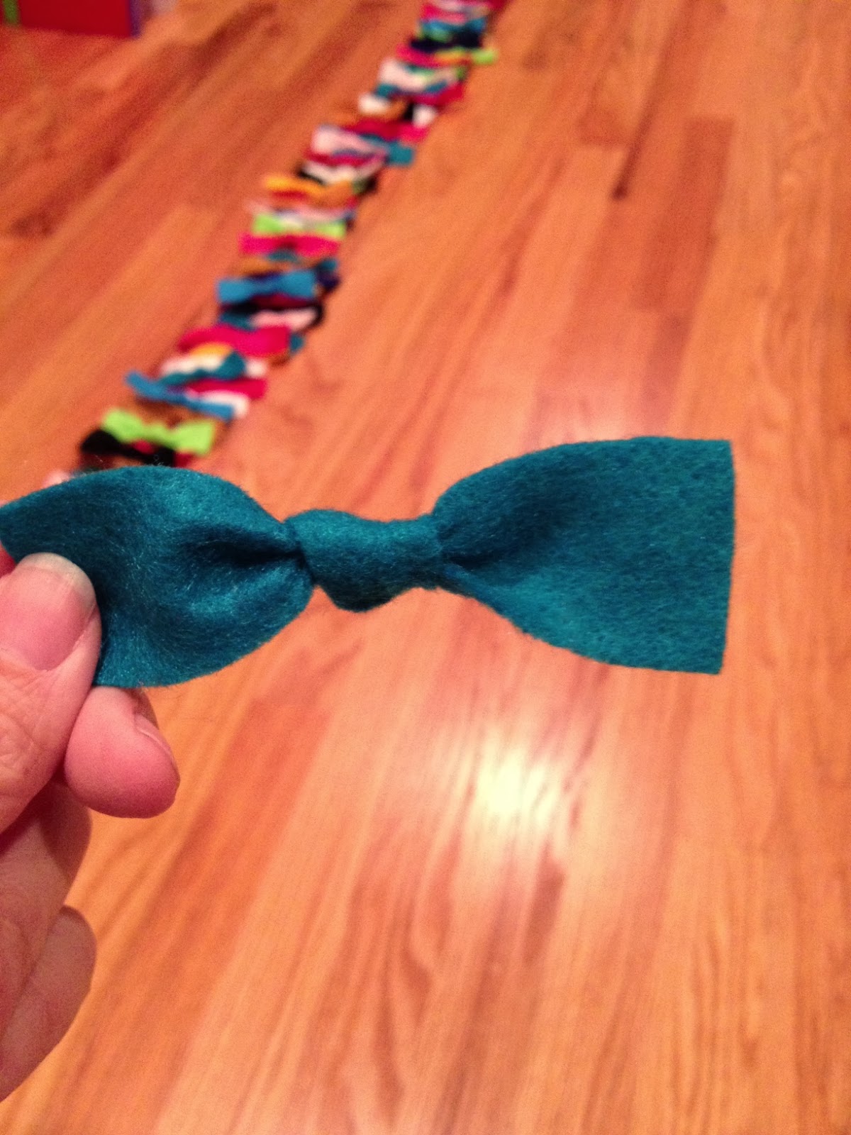 DIY Anthropologie inspired felt bow garland - Cobberson + Co.