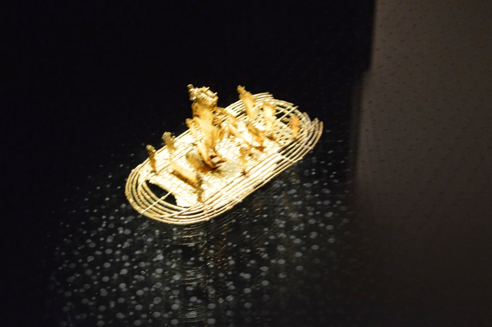 POR TIERRA POR LA TIERRA: Museo del Oro en Bogotá, Colombia