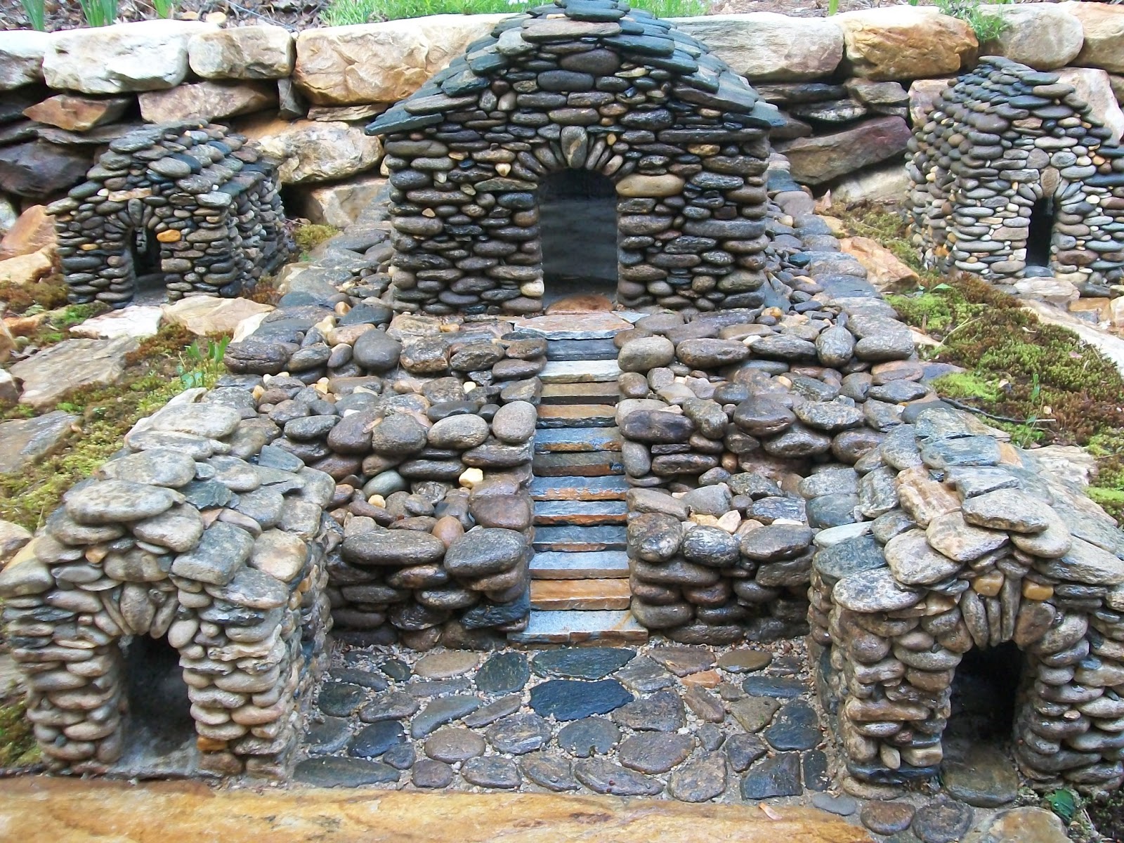 Stone Art Blog: Miniature stoneworks. Giants amongst pebbles.