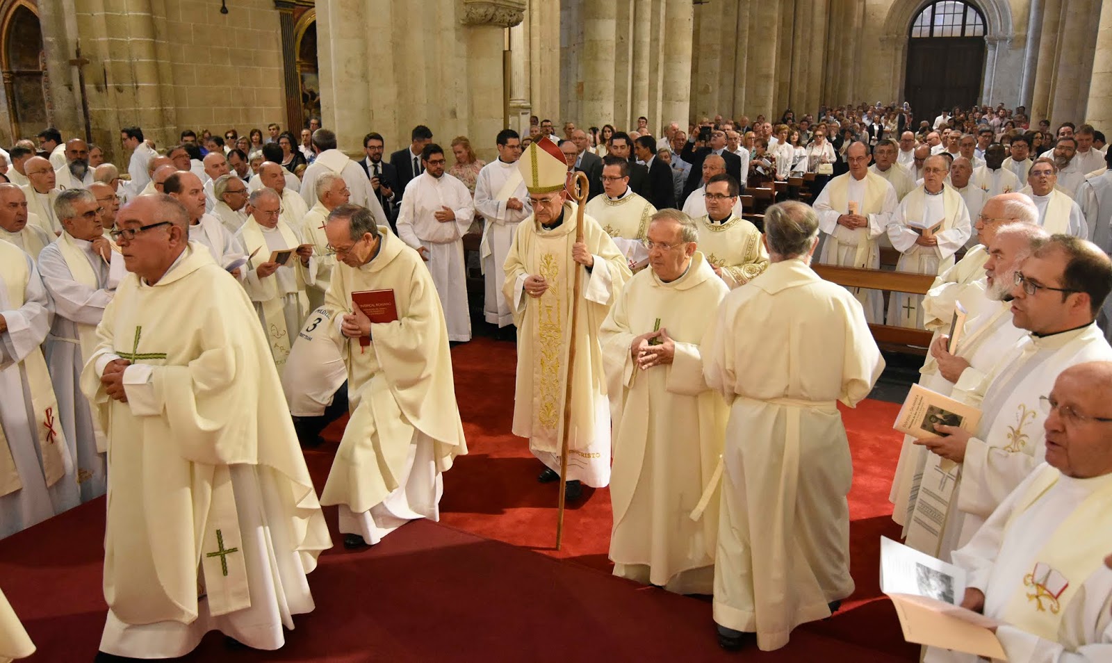 CON LAS VÍCTIMAS Y CON EL OBISPO. CARTA DE LOS PRESBÍTEROS Y RELIGIOSOS ...