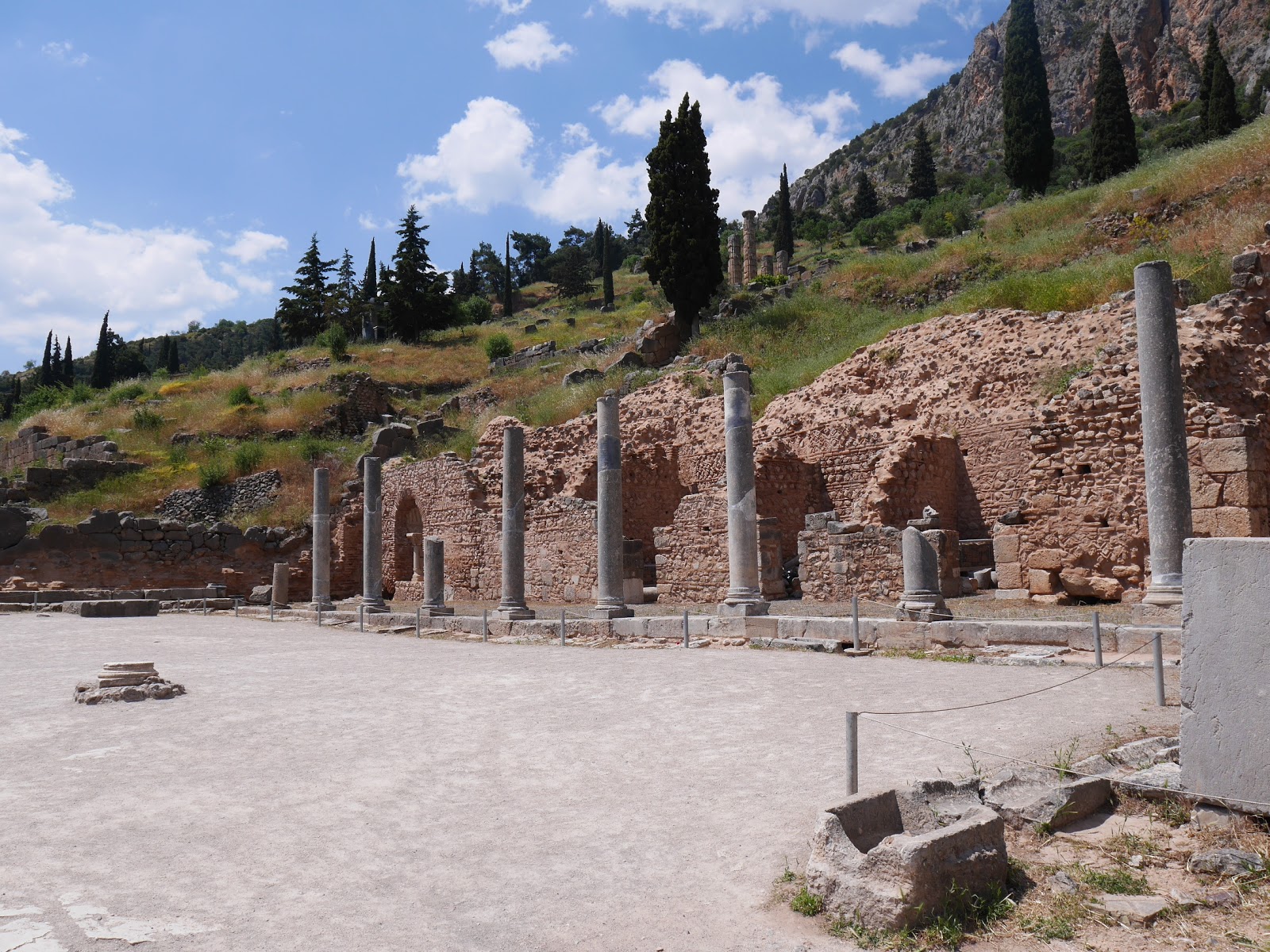Jubileta en Grecia: Delfos, santuario de Apolo en el monte Parnaso.