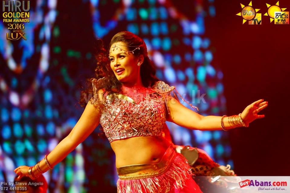 Menaka Peiris - Hiru Golden Film Awards 2016 | SRI Models
