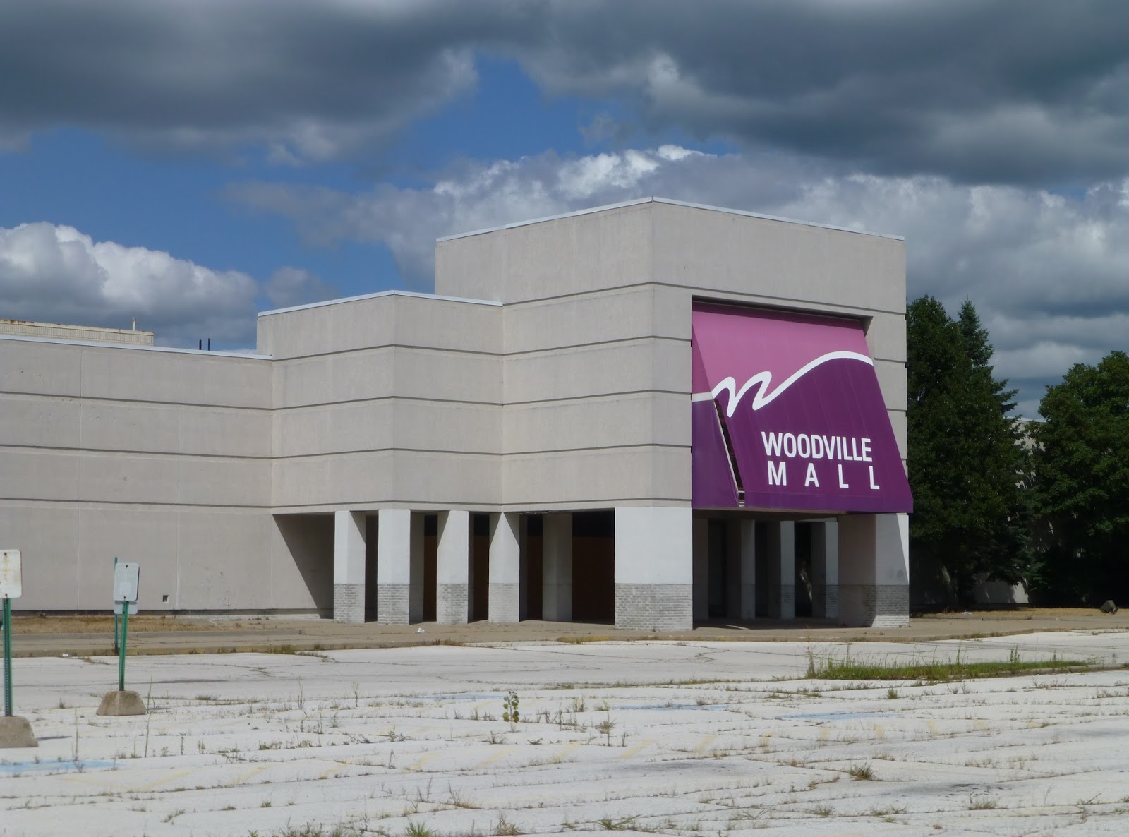 Dead and Dying retail: Woodville Mall in Northwood, Ohio