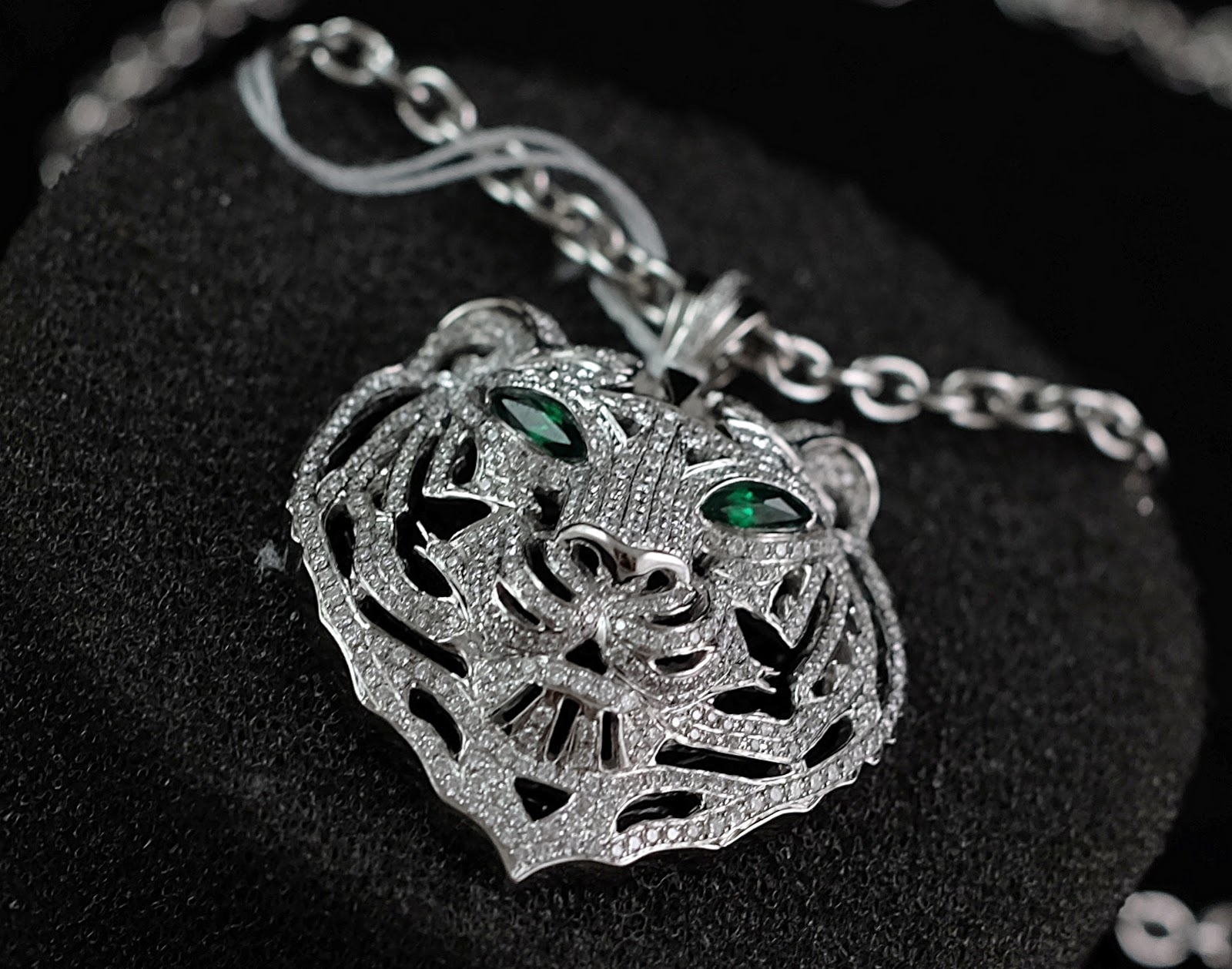 . H o b i J a m . X-tra: GOLD Pendant Model: Cartier Tiger Pendant Diamond