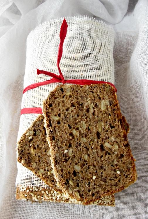 Žaidžiame virtuvę: Puiki naminė duona su raugu ir įvairiomis sėklomis