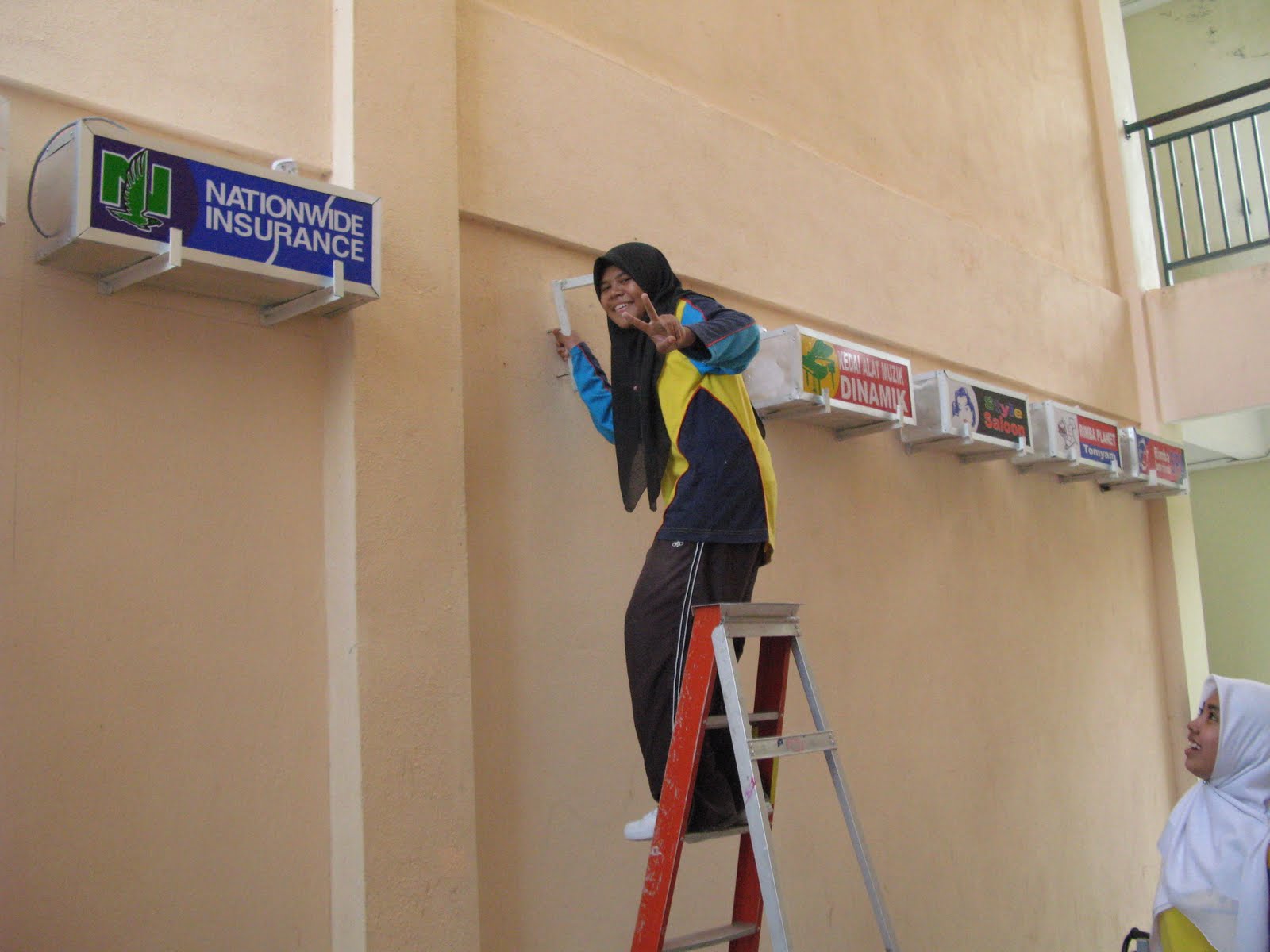 Seni Reka Tanda SMKSI: Pemasangan papan tanda