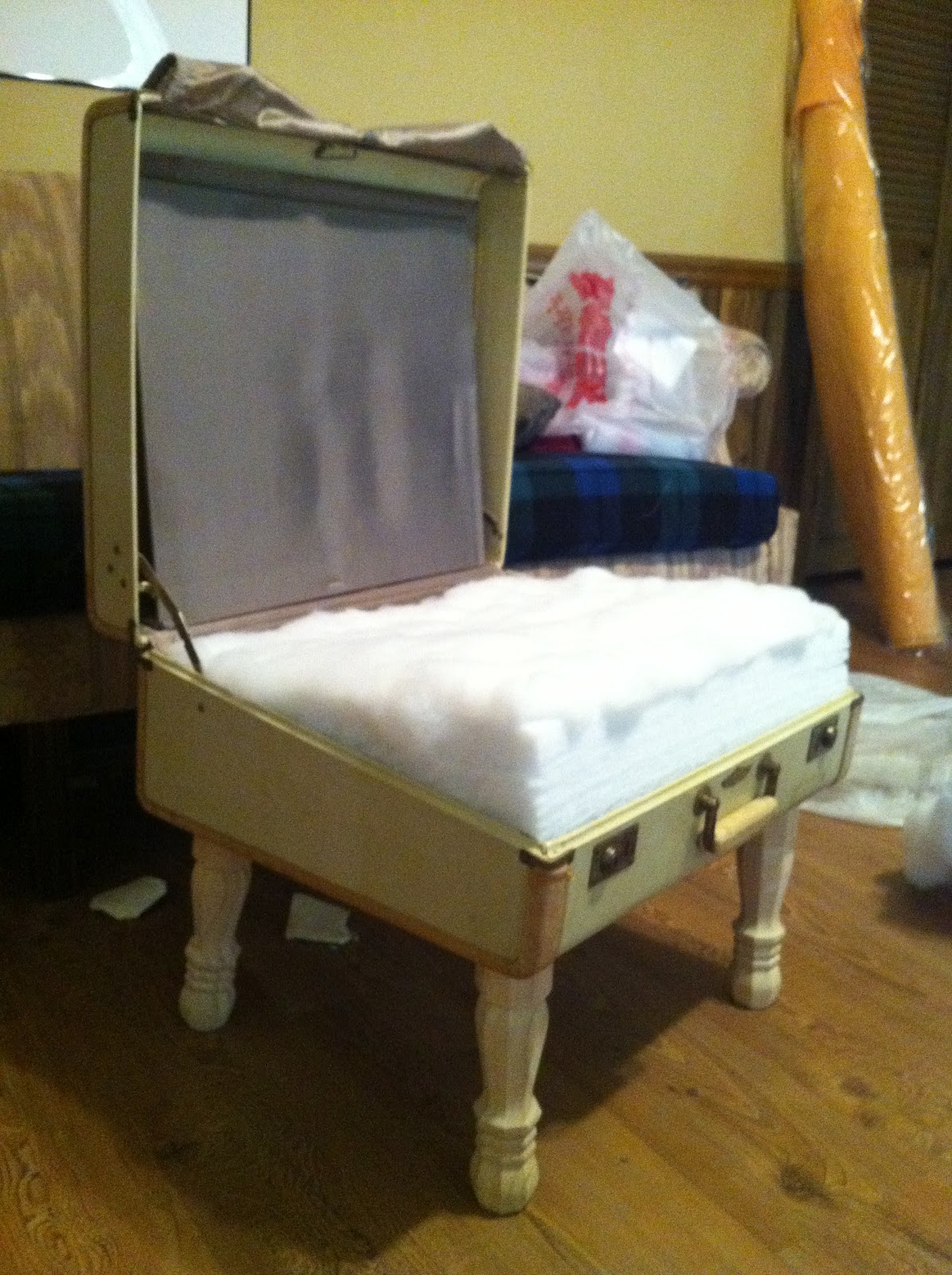 DIY Lizzie Ree: DIY Suitcase Chair!