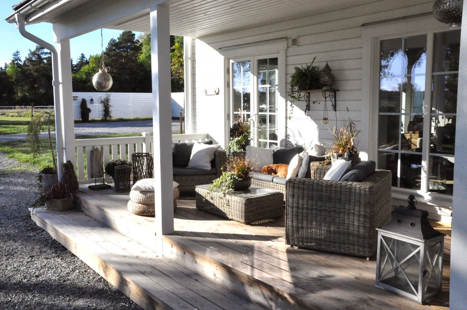 Den Vita Drömgården: Räcke till groventré och veranda