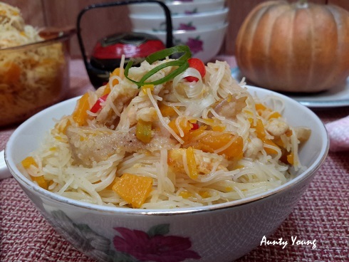 Aunty Young（安迪漾）: 金瓜炒米粉 ( Fried Mee Hoon /Rice Vermicelli with Pumpkin)