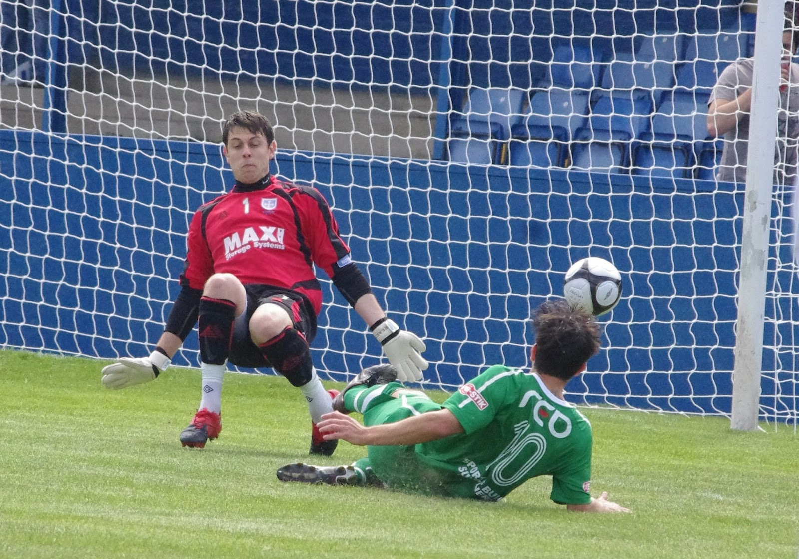 Sports Performer : Fans favourite Steven Drench signs new two year deal ...