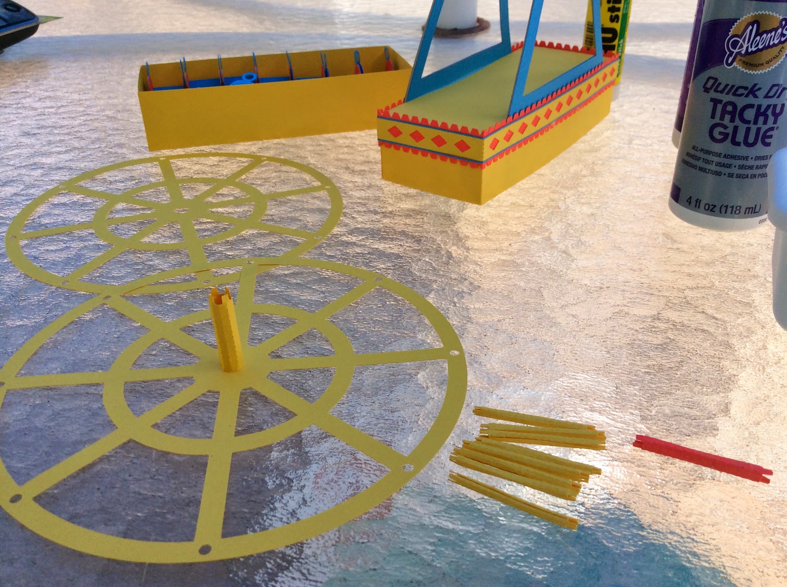 Papercrafts and other fun things: A Paper Ferris Wheel That Really Spins