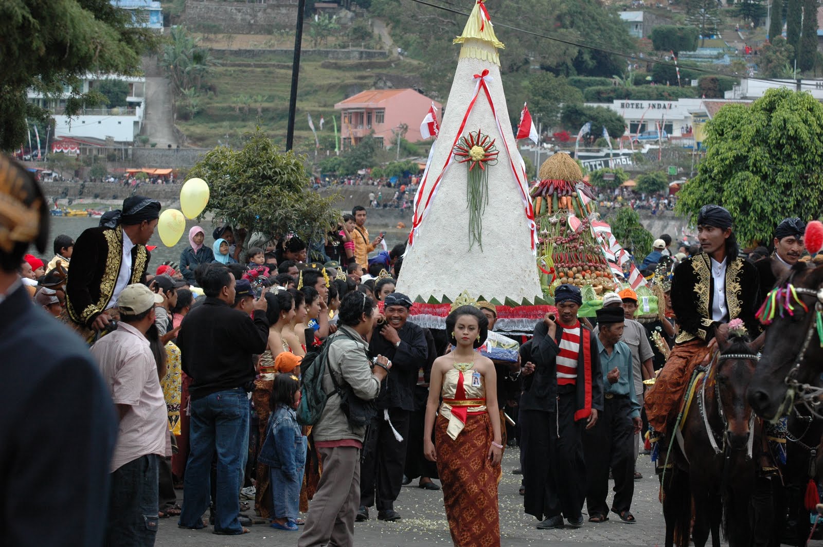 ArtikelKu: KEBUDAYAAN LARUNG SESAJI TELAGA SARANGAN KABUPATEN MAGETAN