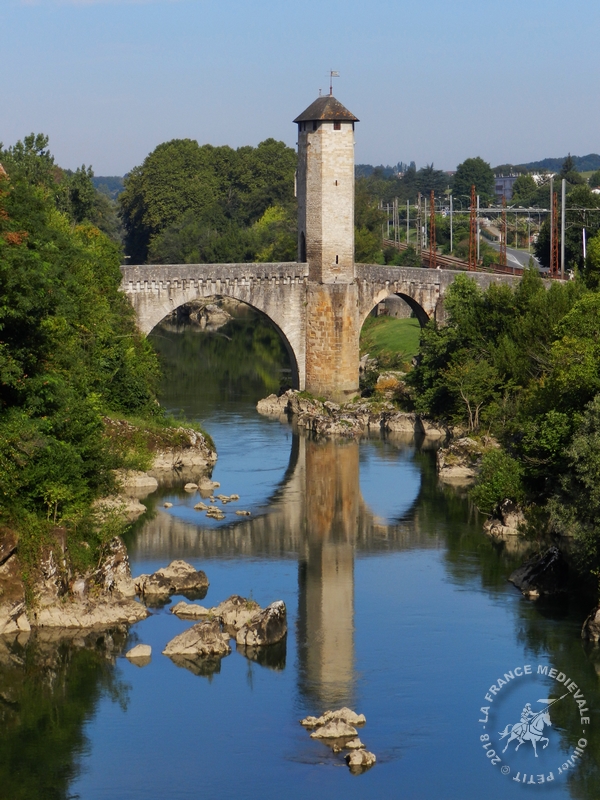 LA FRANCE MEDIEVALE: ORTHEZ (64) - Pont médiéval fortifié