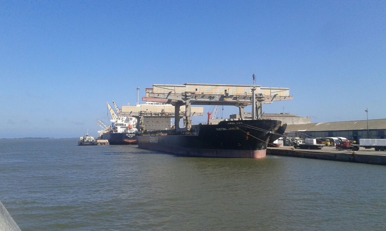 Santos Shiplovers: M/V Quetzal Arrow / C6YT4 - Carregando celulose