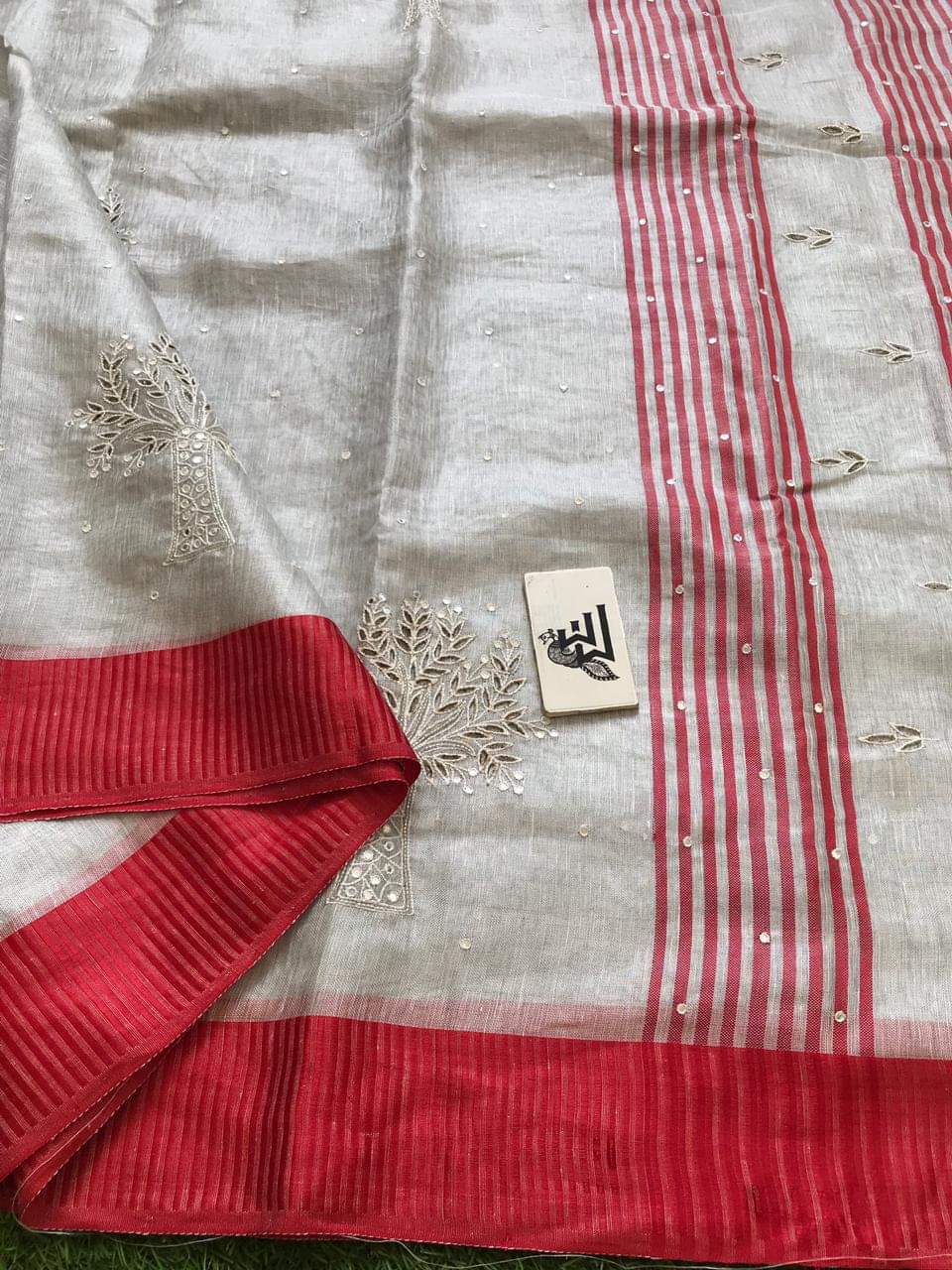 Tissue lenin with pearl work