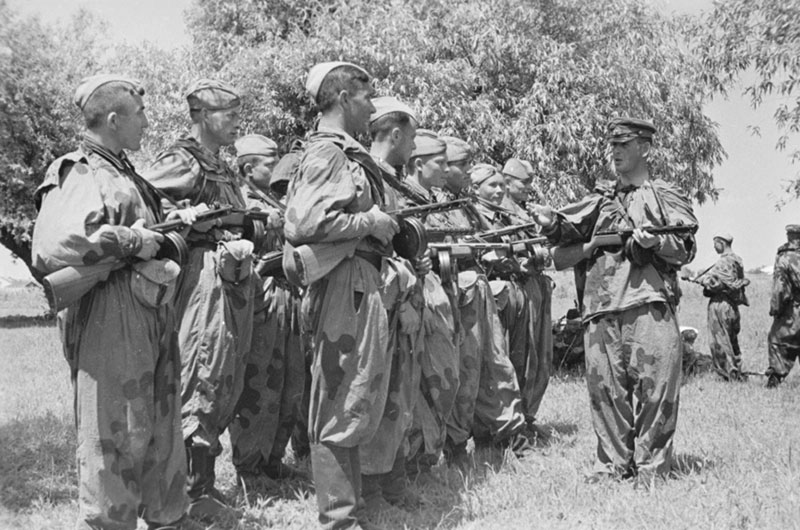 Armour force / Panssaroitu voima : History of Soviet Airborne Forces ww2