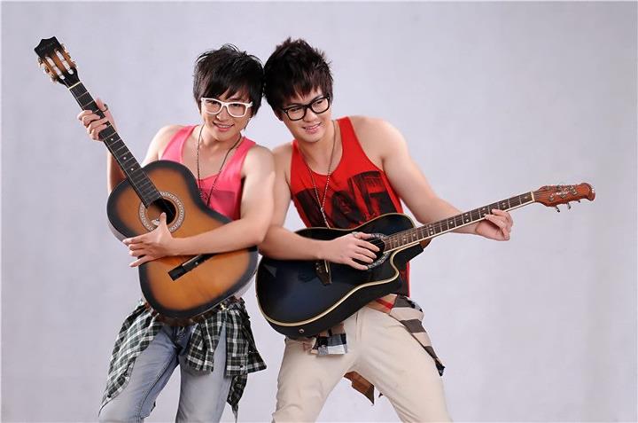 M y a n m a r H u n k s: Aung Zay and Yu Paing Han