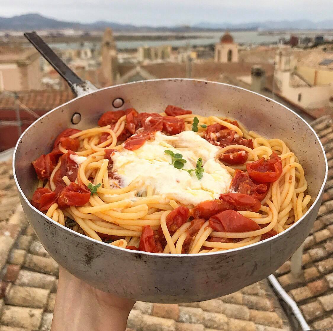 Spaghetti ai pomodorini con emulsione di mozzarella di bufala e origano ...
