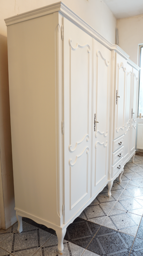 Modern Antyki: Biała szafa ludwikowska