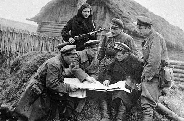 Armour force / Panssaroitu voima : Partisan and patrols hunting