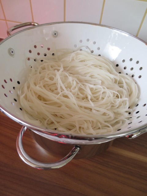 Riževi rezanci z jajcem, sezamom in paprikami - Anina kuhinja