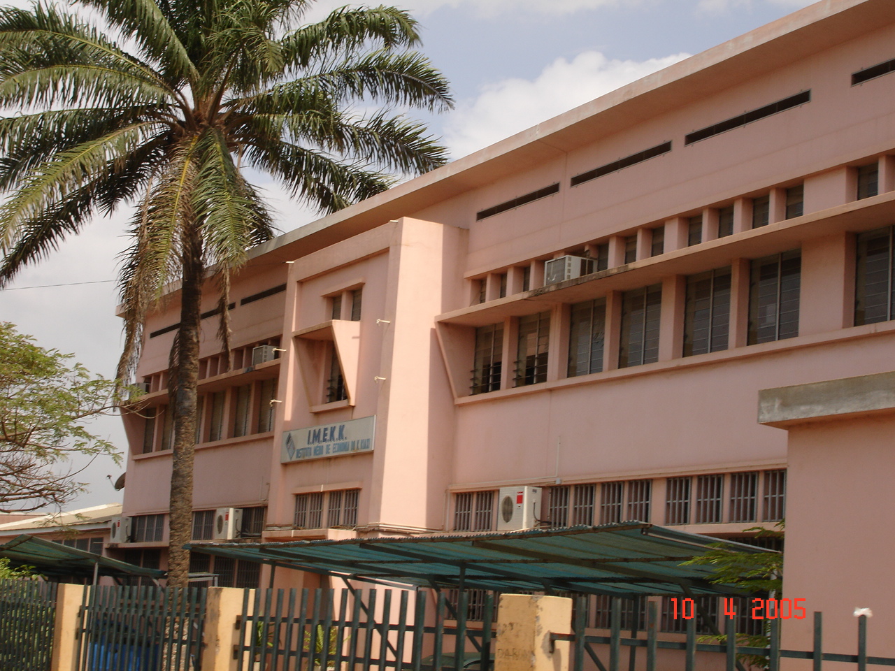 LUANDA TROPICAL: ESCOLA PRIMÁRIA