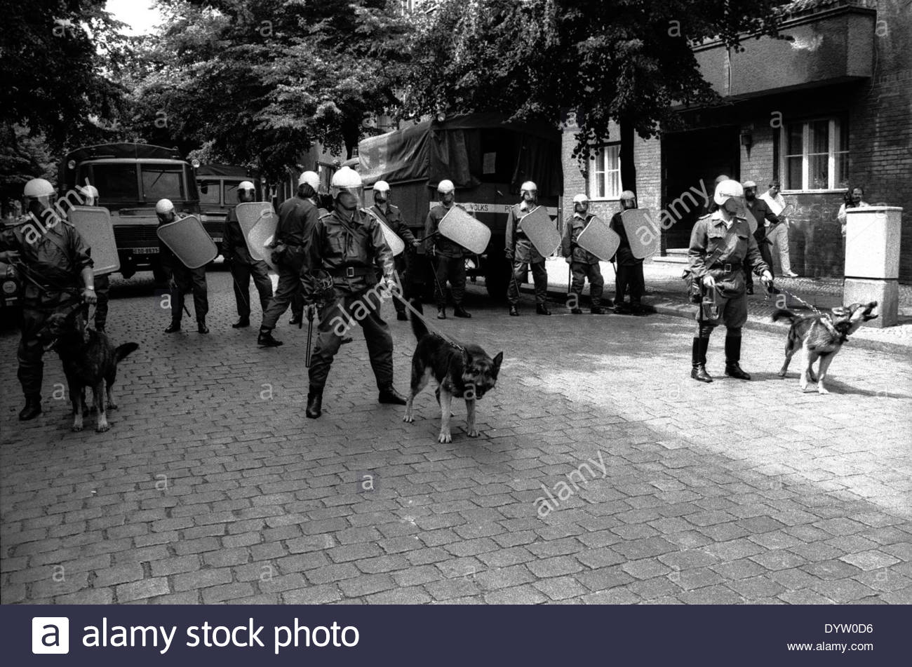 N.V.A. - D.D.R.: DDR Bereitschaftspolizei.