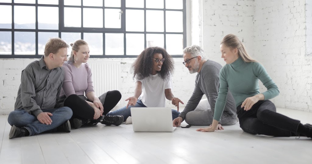 "Gather round" nghĩa là gì?