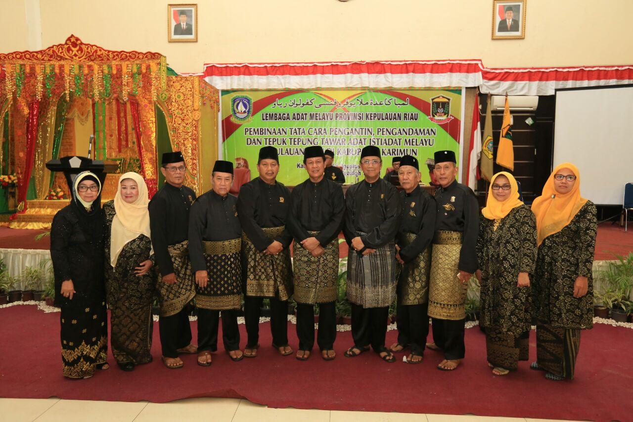 contoh adat istiadat melayu riau - Sam Vance