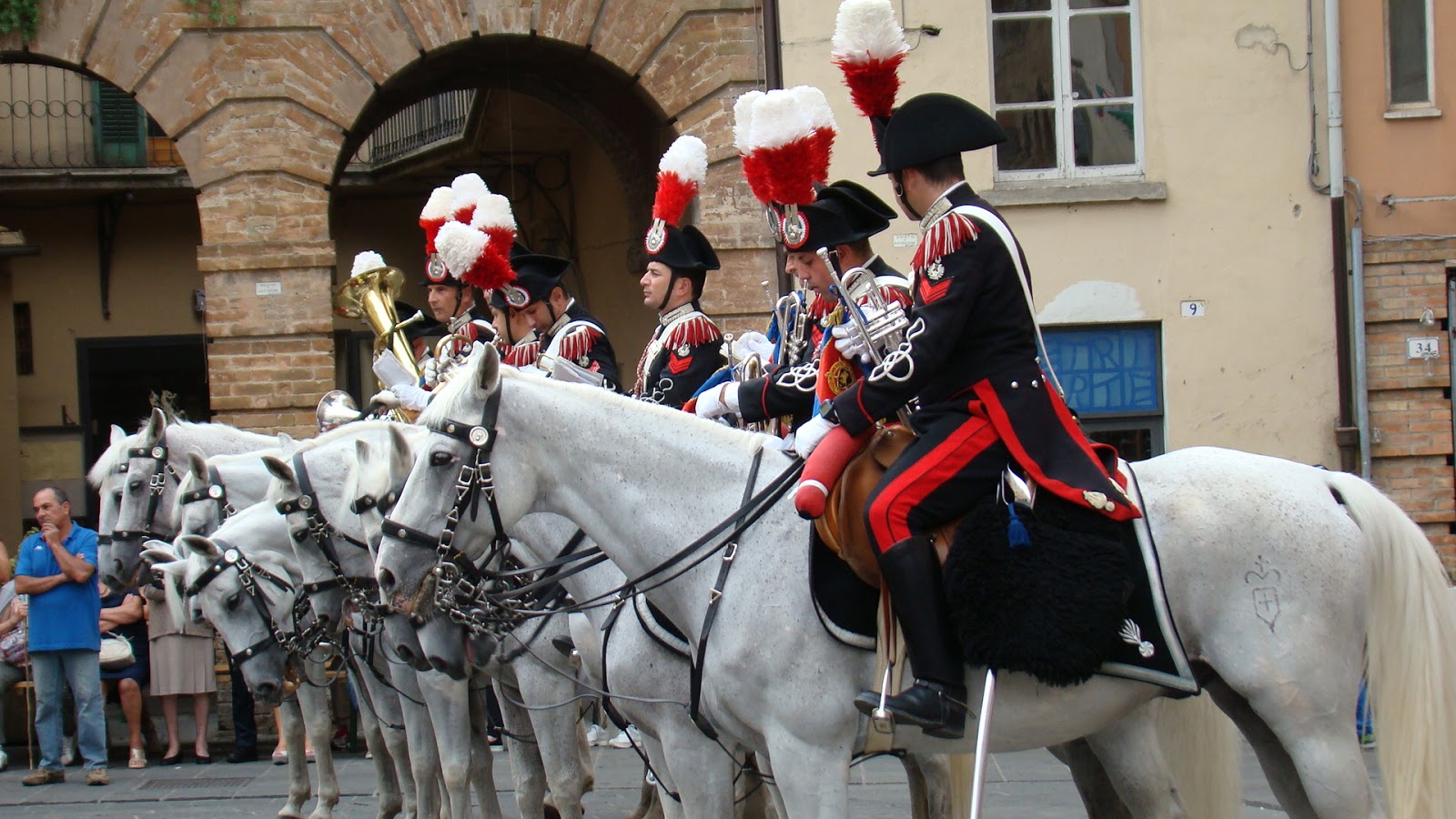 Half Windsor Full Throttle: Stylish Italian Police Uniforms - Carabinieri