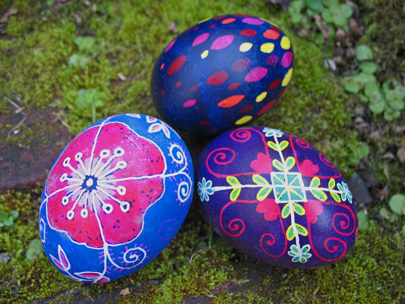 capers and crayons: Egg stravaganza - Three ways to decorate your eggs!