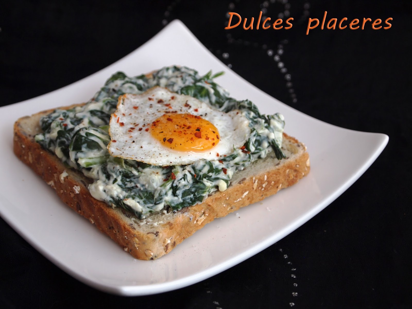 Tostada con crema de espinacas y huevo