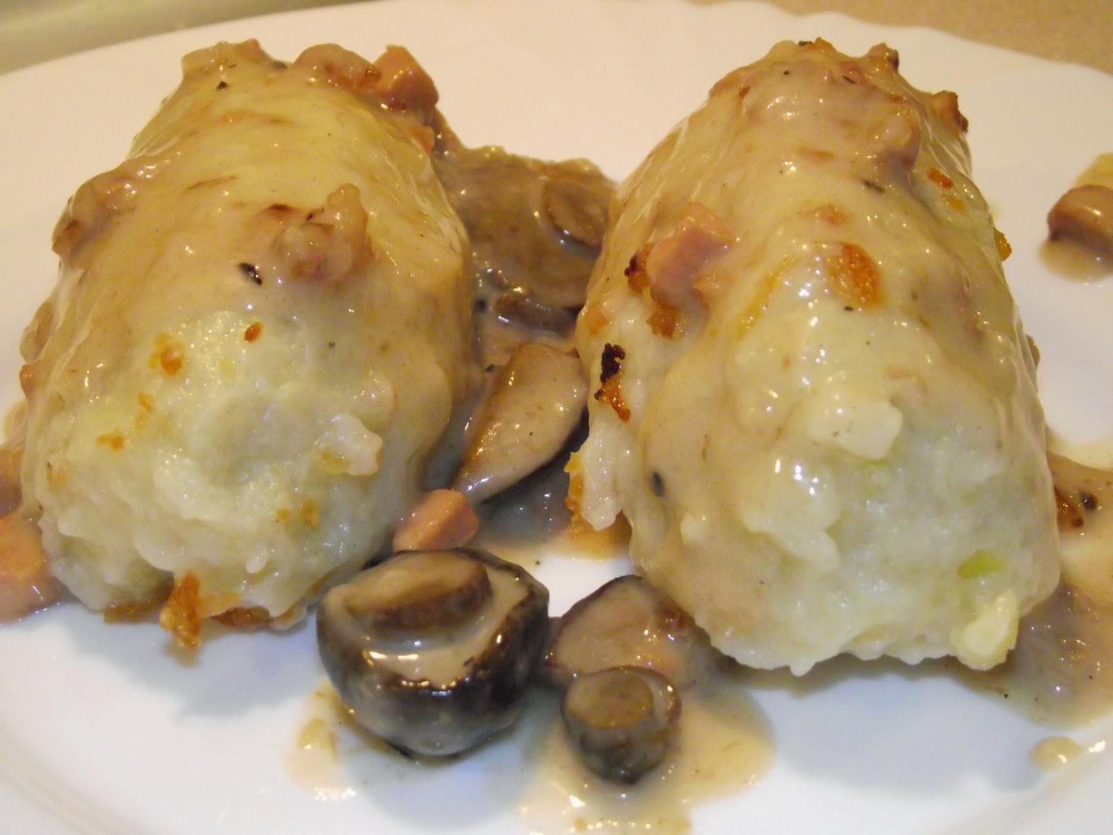 Kartacze (cepeliny) w sosie ze świeżych grzybów leśnych.